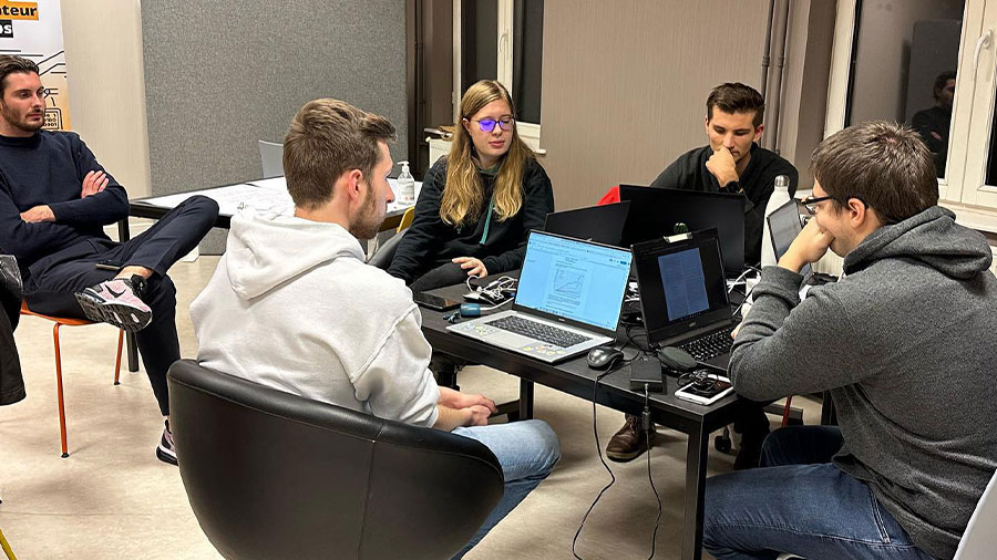L’équipe 5-en-1 en final de l’Hackathon ActinSpace - ELISA Aerospace