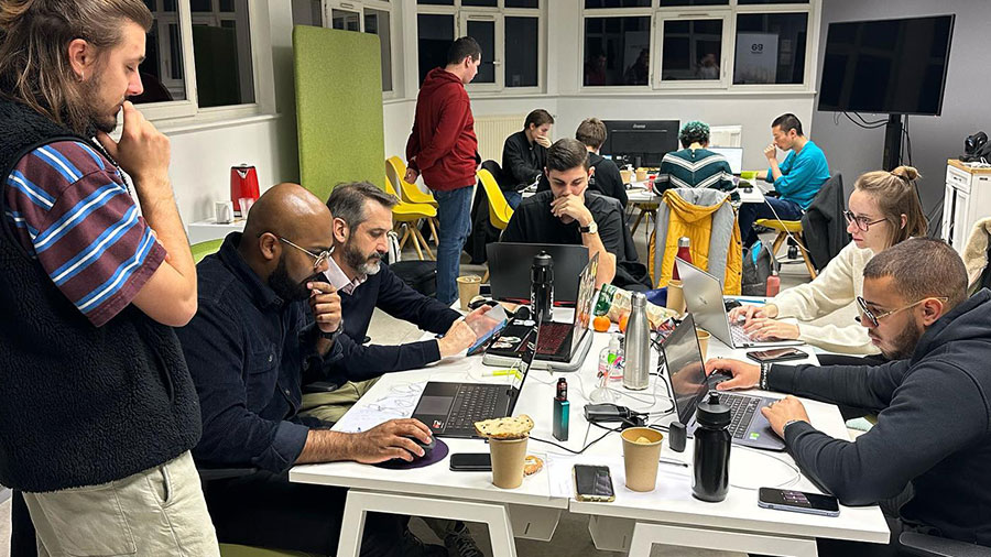 L’équipe 5-en-1 en final de l’Hackathon ActinSpace - ELISA Aerospace