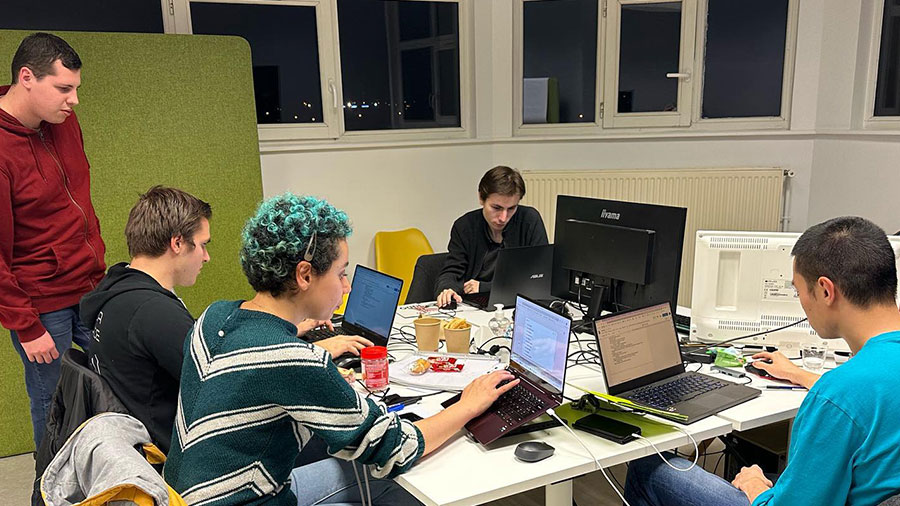 L’équipe 5-en-1 en final de l’Hackathon ActinSpace - ELISA Aerospace