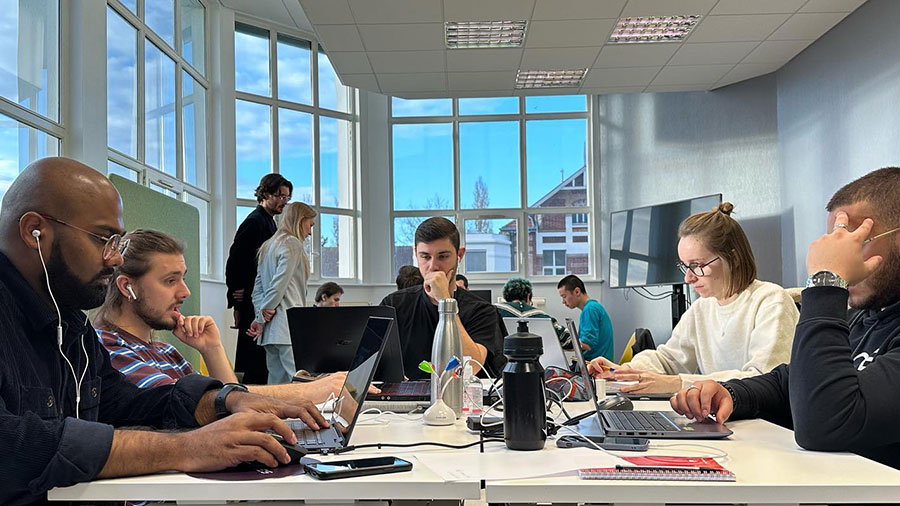 L’équipe 5-en-1 en final de l’Hackathon ActinSpace - ELISA Aerospace