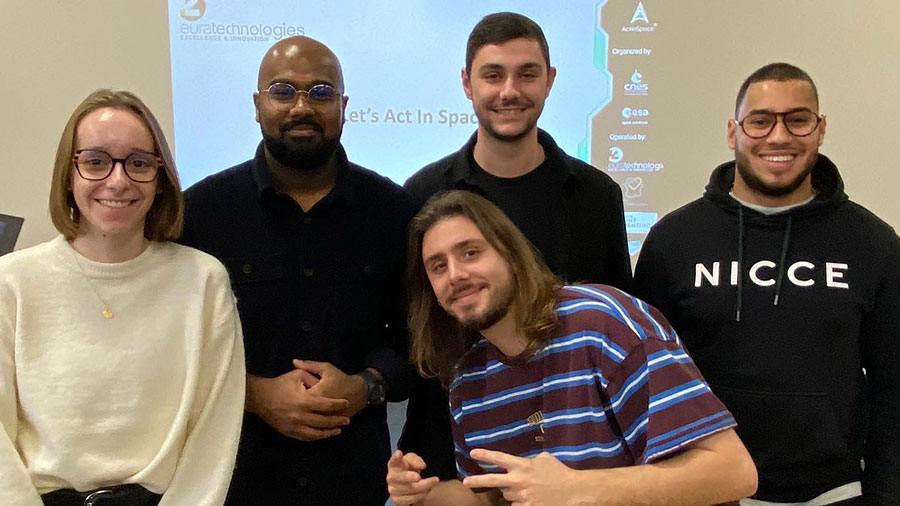 L’équipe 5-en-1 en final de l’Hackathon ActinSpace - ELISA Aerospace