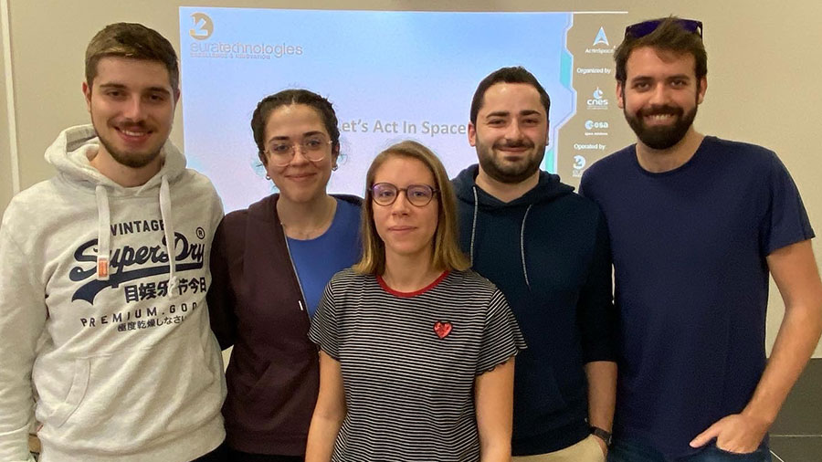 L’équipe 5-en-1 en final de l’Hackathon ActinSpace - ELISA Aerospace